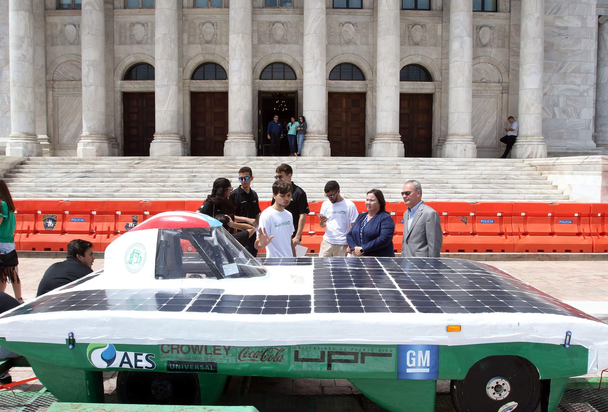 Reconocen estudiantes del RUM que diseñaron carro solar