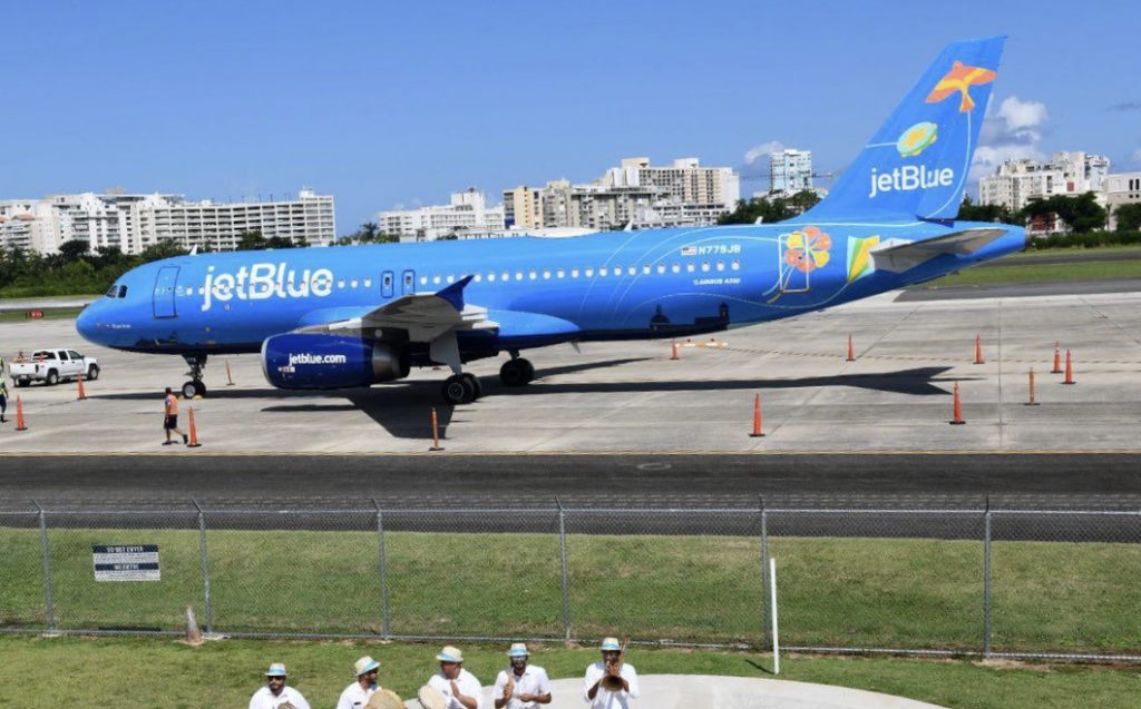 Piloto boricua cumple su sueño de pilotear avión de Jetblue dedicado a ...