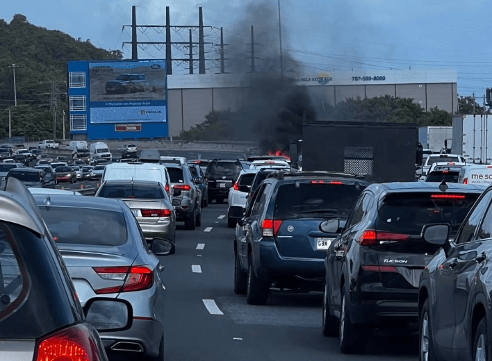 Tapón en Expreso PR-22 por auto incendiado