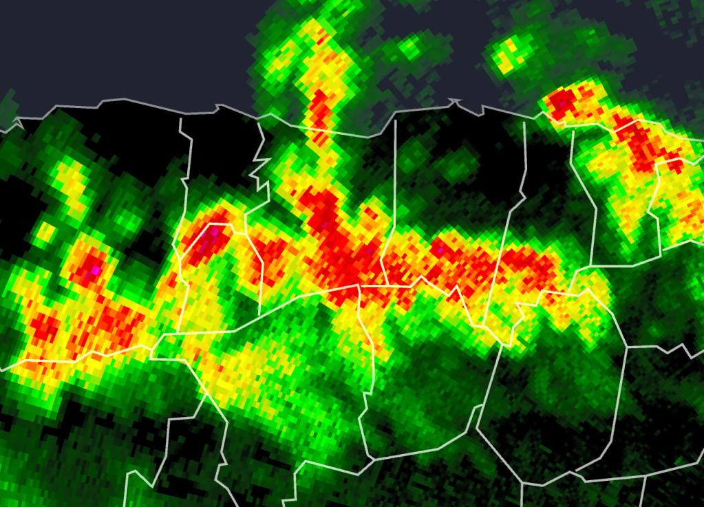 Intensa tronada es capaz de producir vientos fuertes en 9 municipios