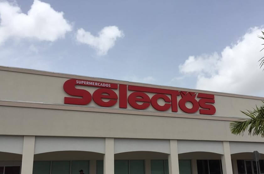 Le roban el carro en estacionamiento de supermercado Selectos